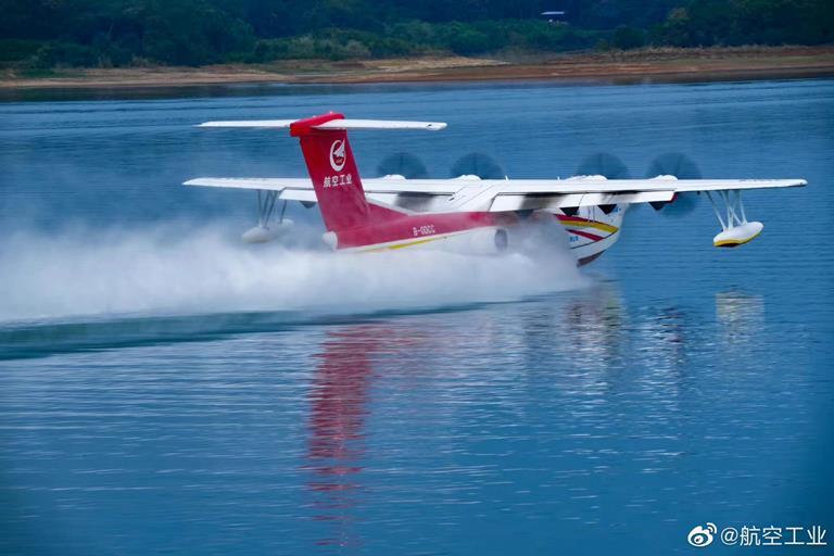 AG600M shows off 12t water drop capability | News | Flight Global